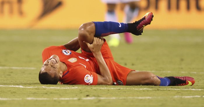 Arsenal sweat on Sanchez ankle injury - report - Football365