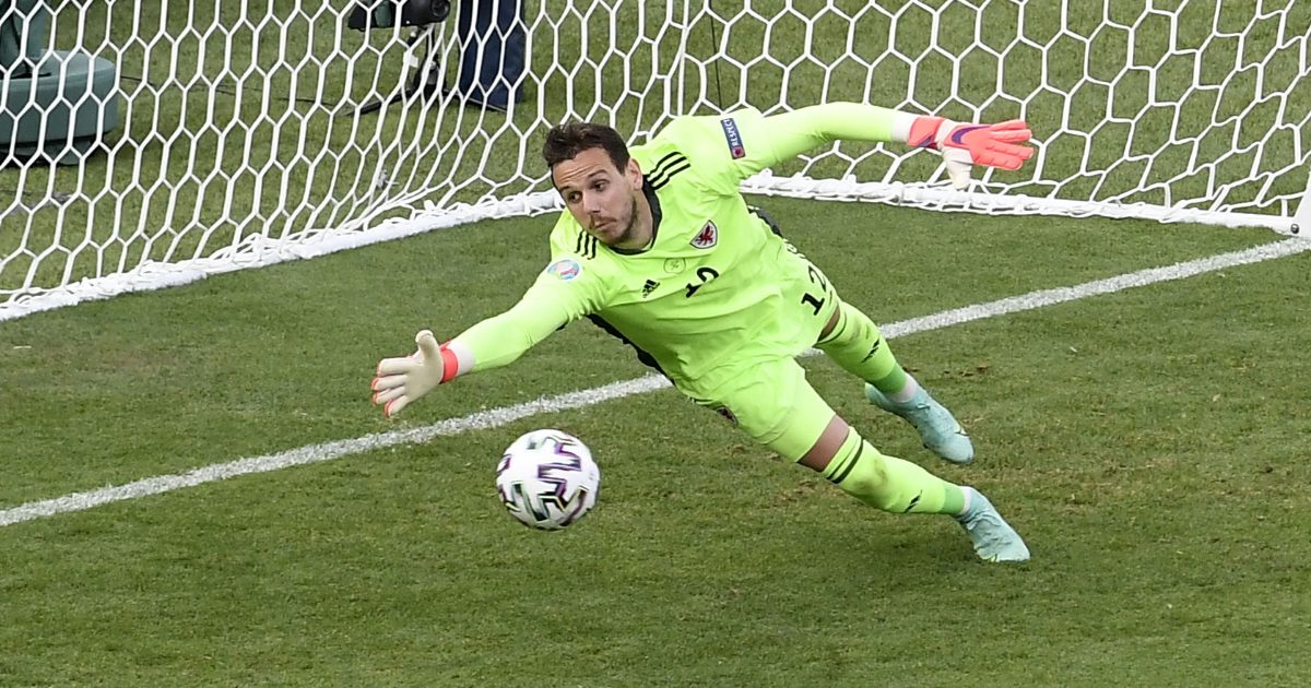 Leicester PL winner heaps praise on 'outstanding' goalkeeper - Football365