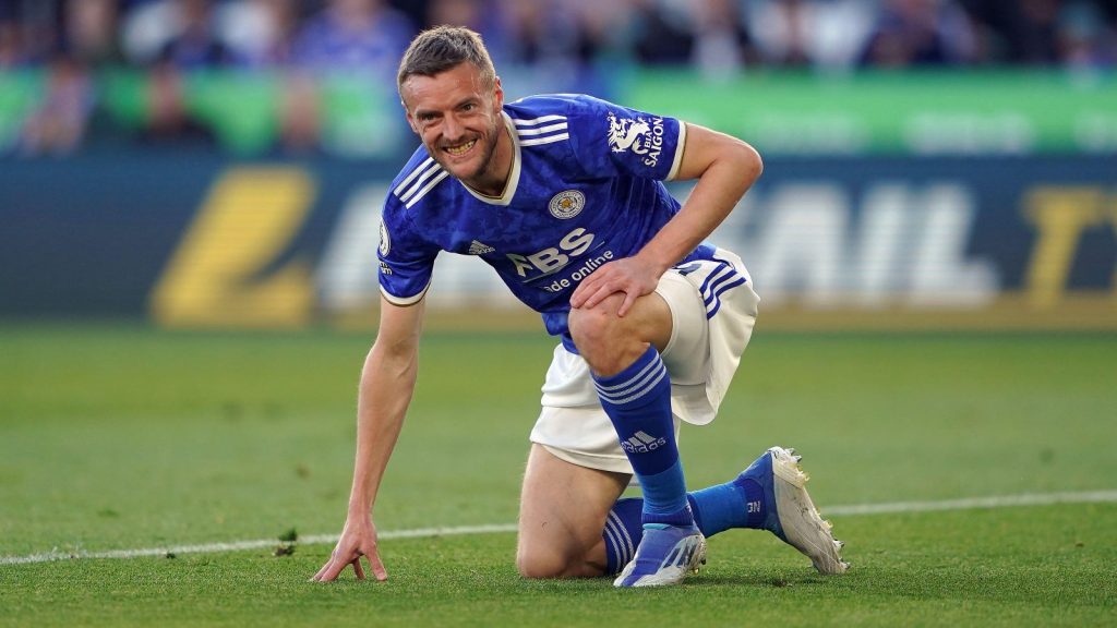 Jamie Vardy opts to stay at Leicester after Manchester United rumours ...