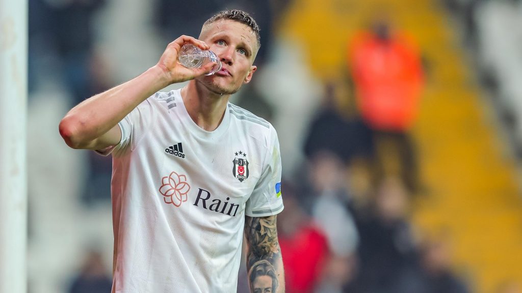 Journalist questions why Man Utd 'still have an academy' after ...