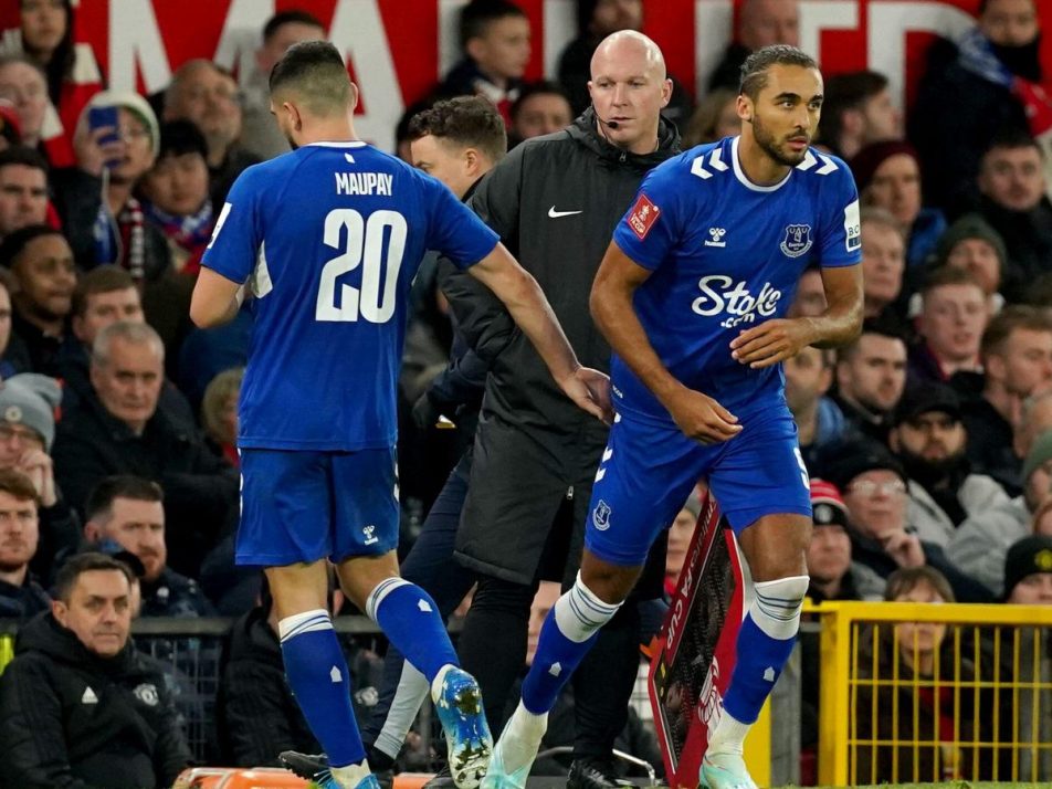 Everton duo labelled 'embarrassing' as pundit lays into 'clueless ...