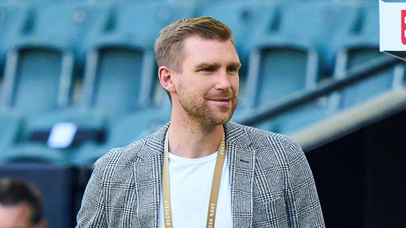 Mertesacker aiming for 'major titles' at Arsenal after his 'okay but ...
