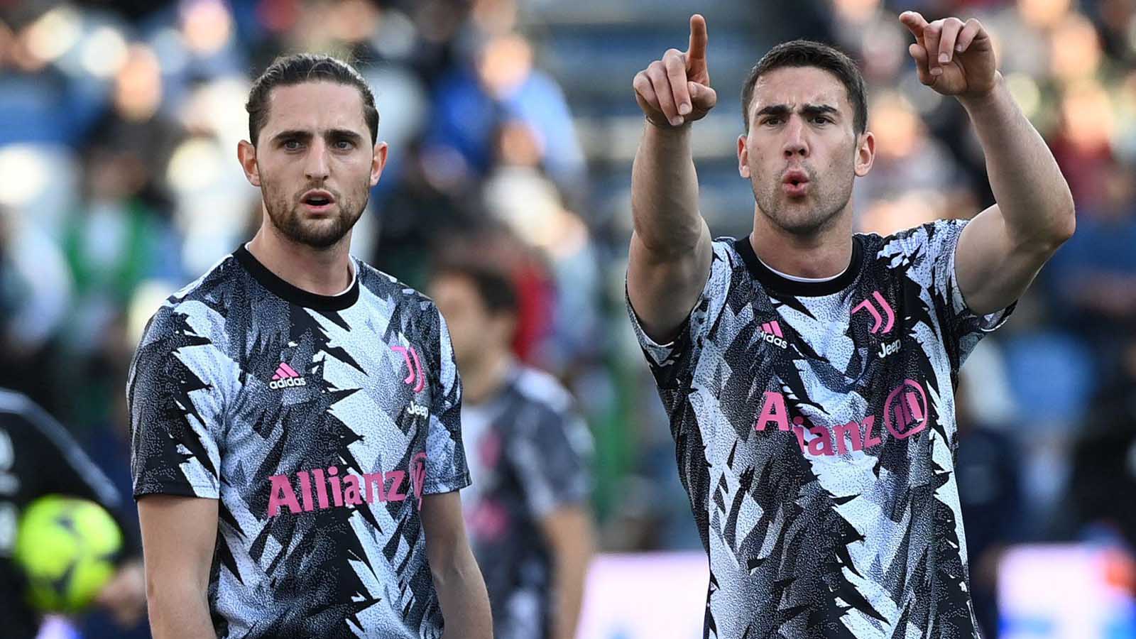 Man Utd submit 'offer' for European star as fears grow bargain deal ...