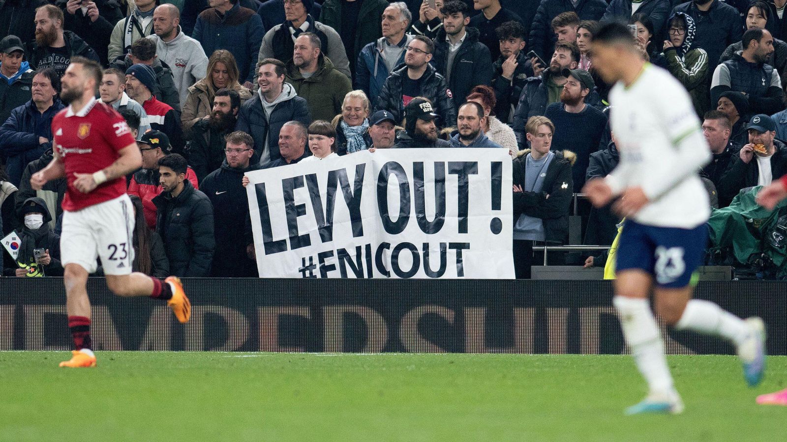 Man Utd fear £30m 'risk' as shock Kane U-turn sees Spurs make Levy look ...